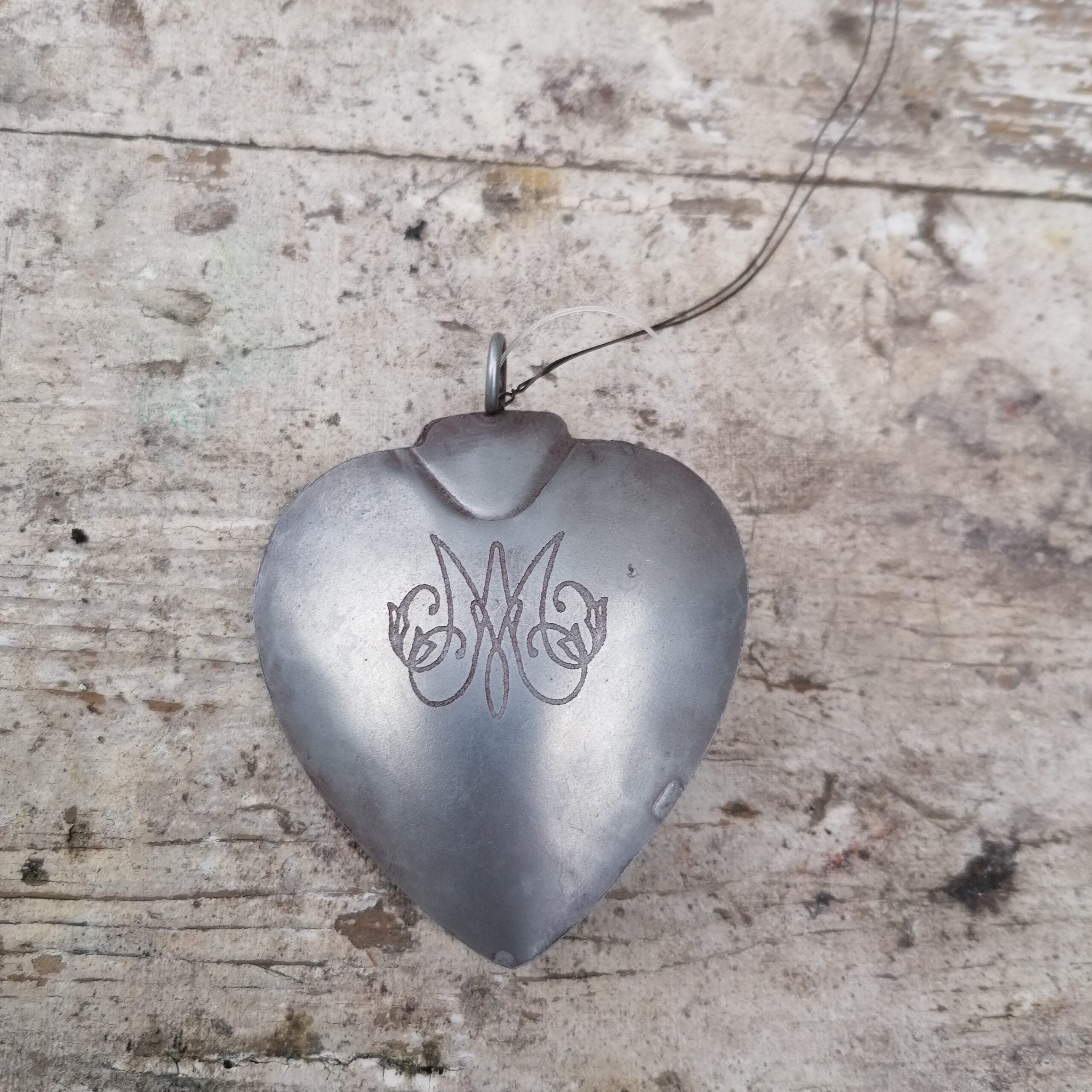 Hjerte i metal m/ monogram – Livetpaalandet.dk